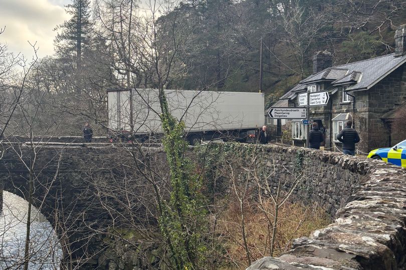 Police issue update after trapped lorry blocks main roads in Gwynedd