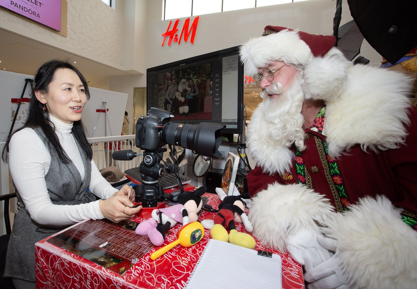 Korean-Canadian artist behind decades of Santa photos in Newfoundland