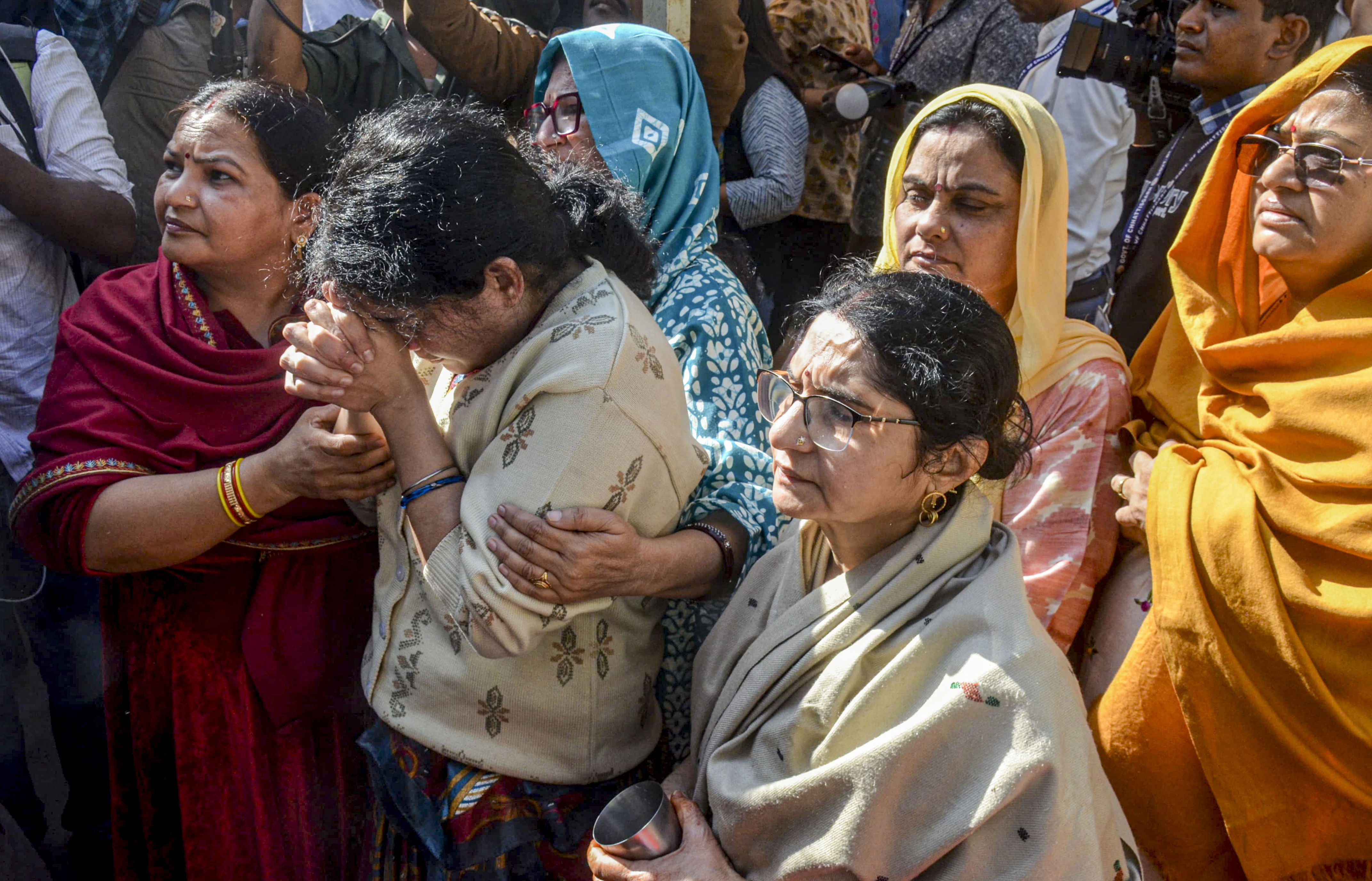 Eminent writer Vinod Kumar Shukla's last rites performed with full ...