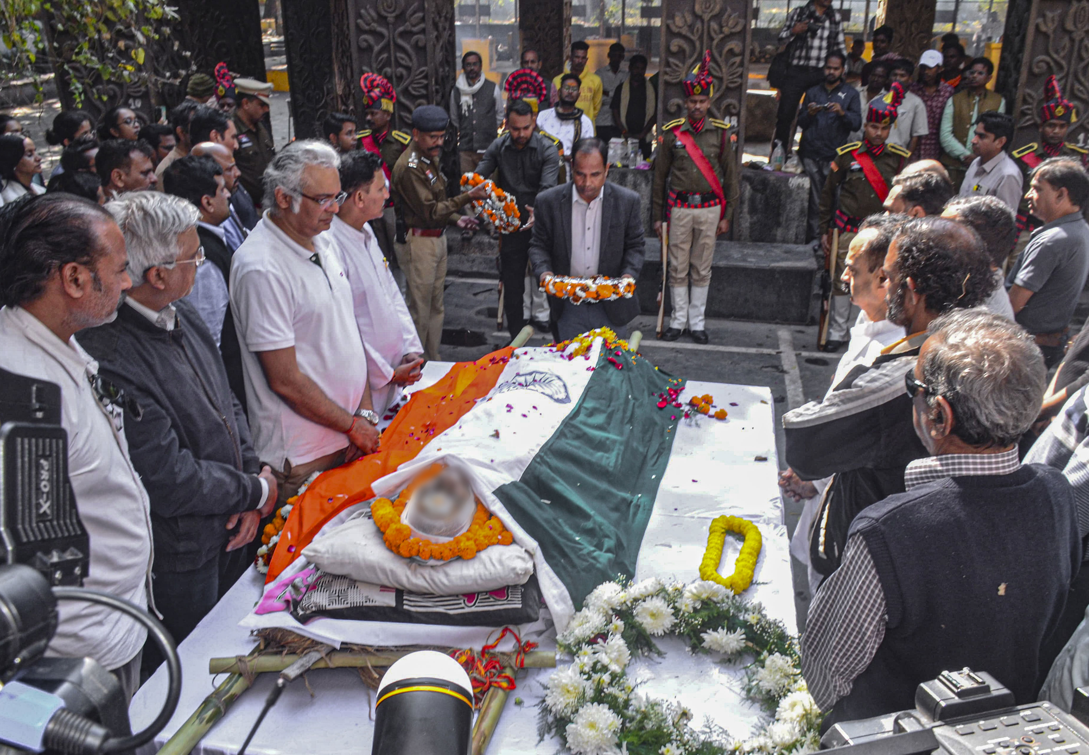 Eminent writer Vinod Kumar Shukla's last rites performed with full ...