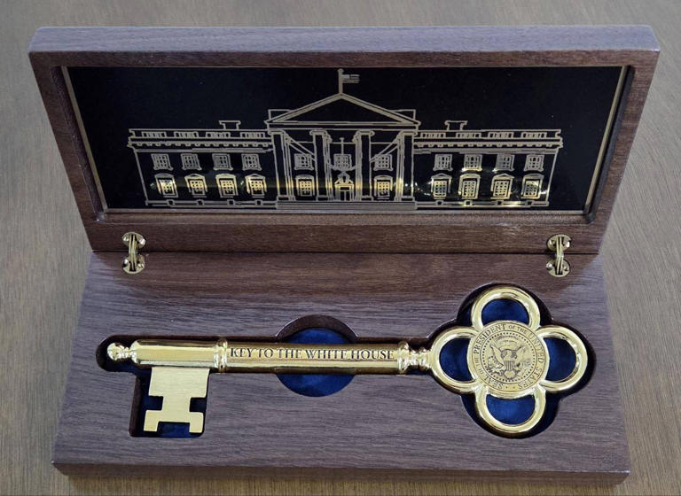 President Lee presented with gold key to White House by President Trump