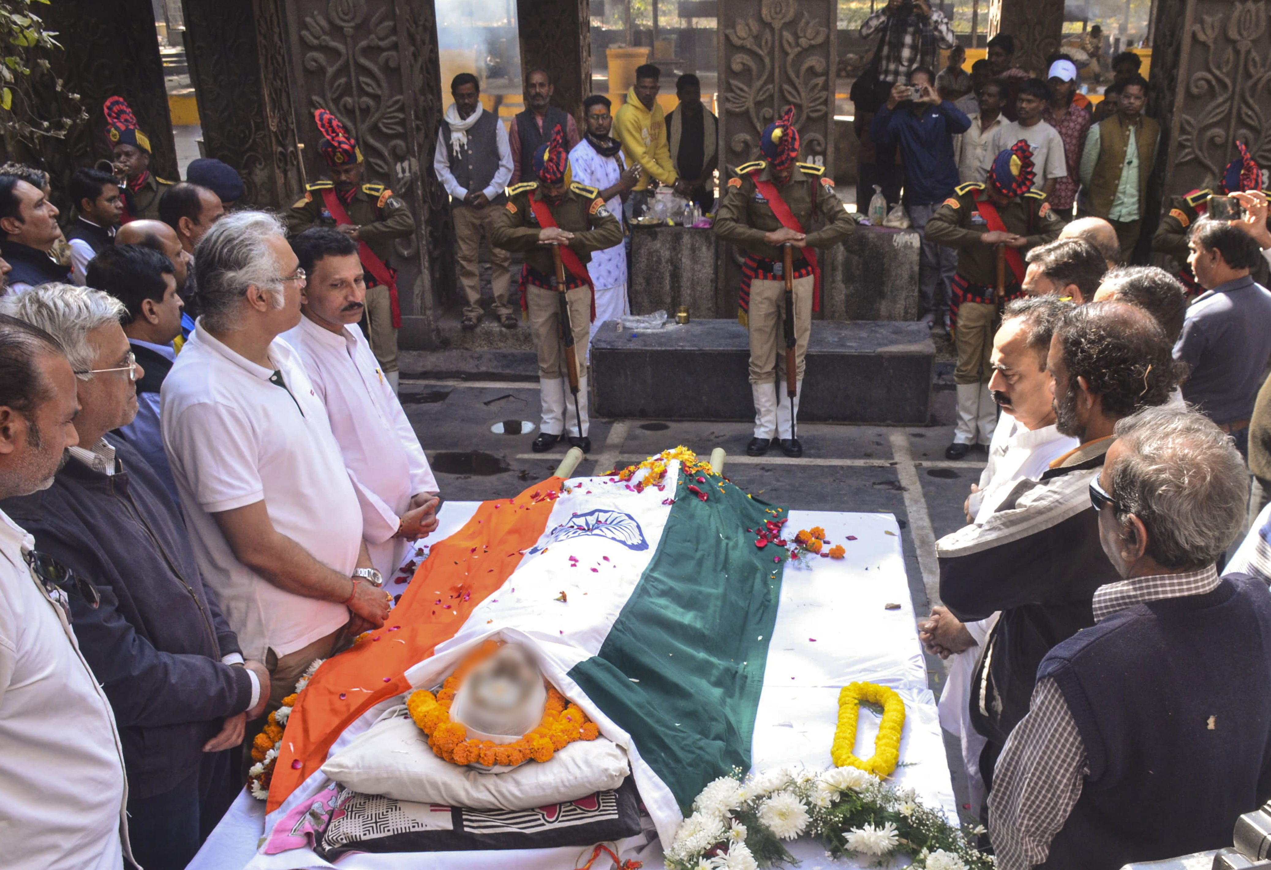 Eminent writer Vinod Kumar Shukla's last rites performed with full ...