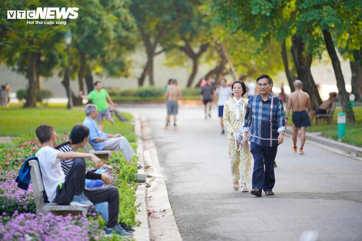 Cảnh mới lạ tại Công viên Thống Nhất sau khi hạ toàn bộ hơn 2km hàng rào
