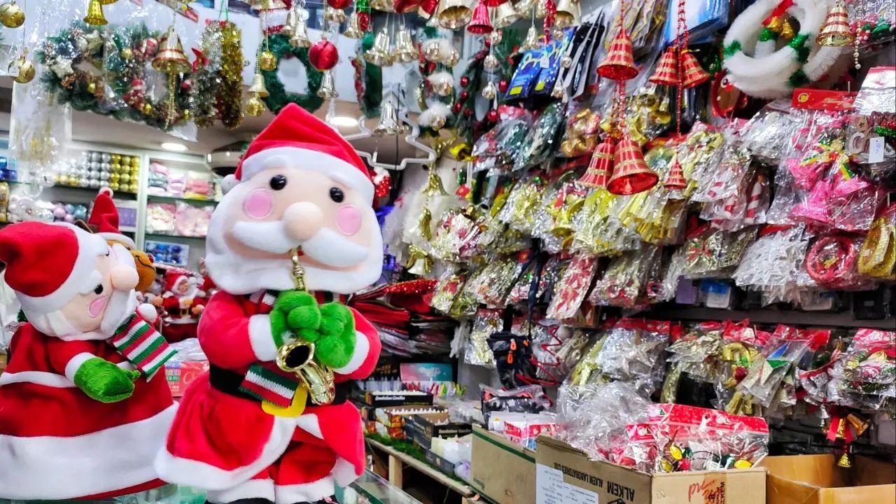 The secret Santa spectrum: From notes to rubber lizards