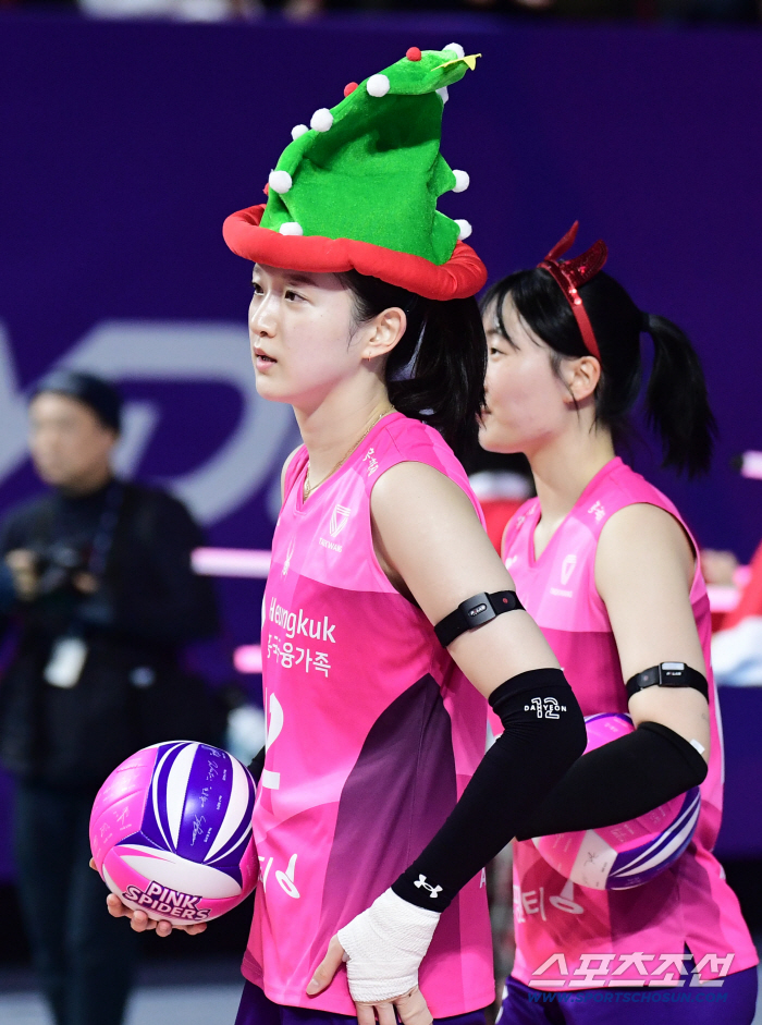 Lee Da Hyun appears wearing a Christmas tree hat