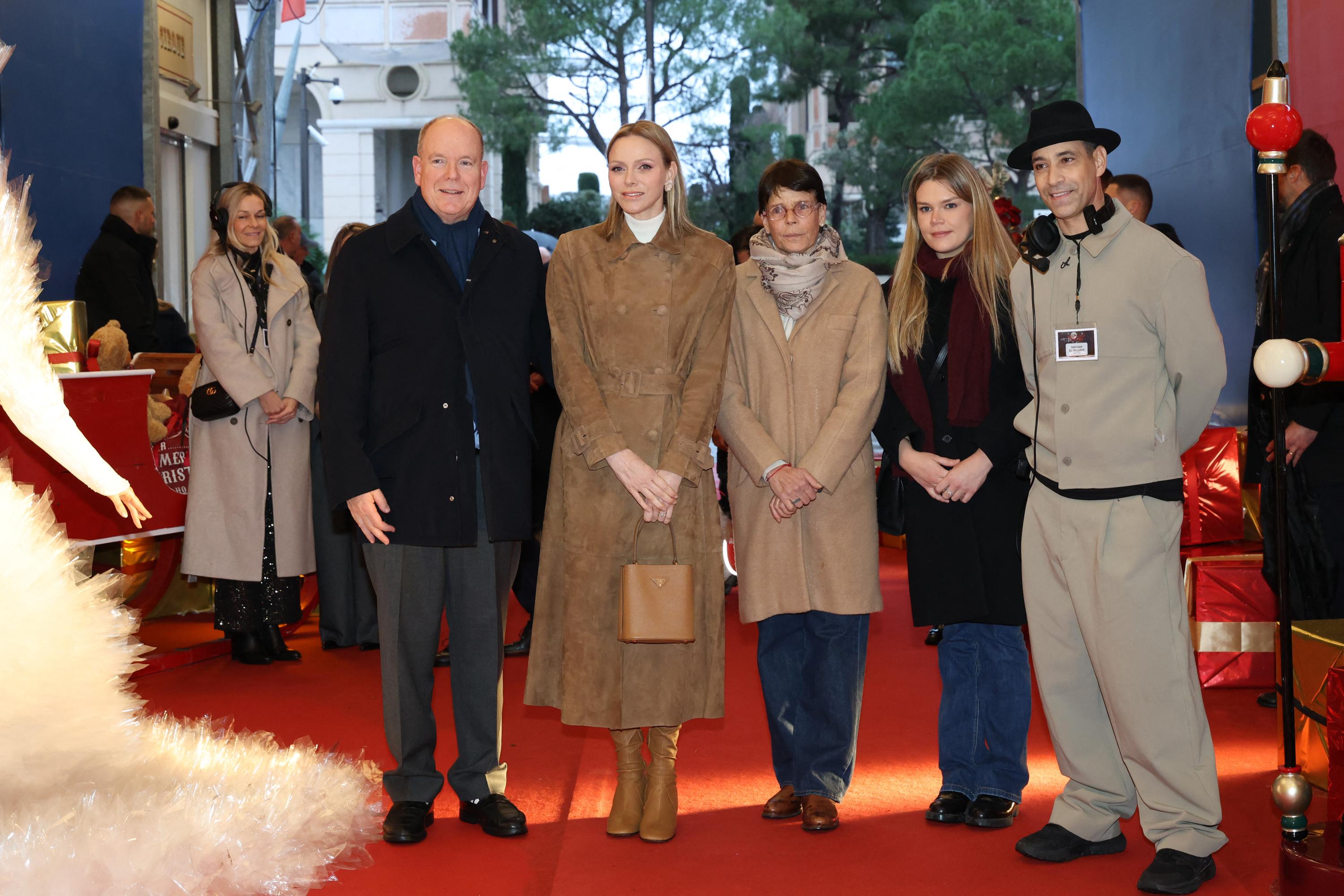 Dans son manteau beige, Charlene de Monaco brave le froid avec élégance ...