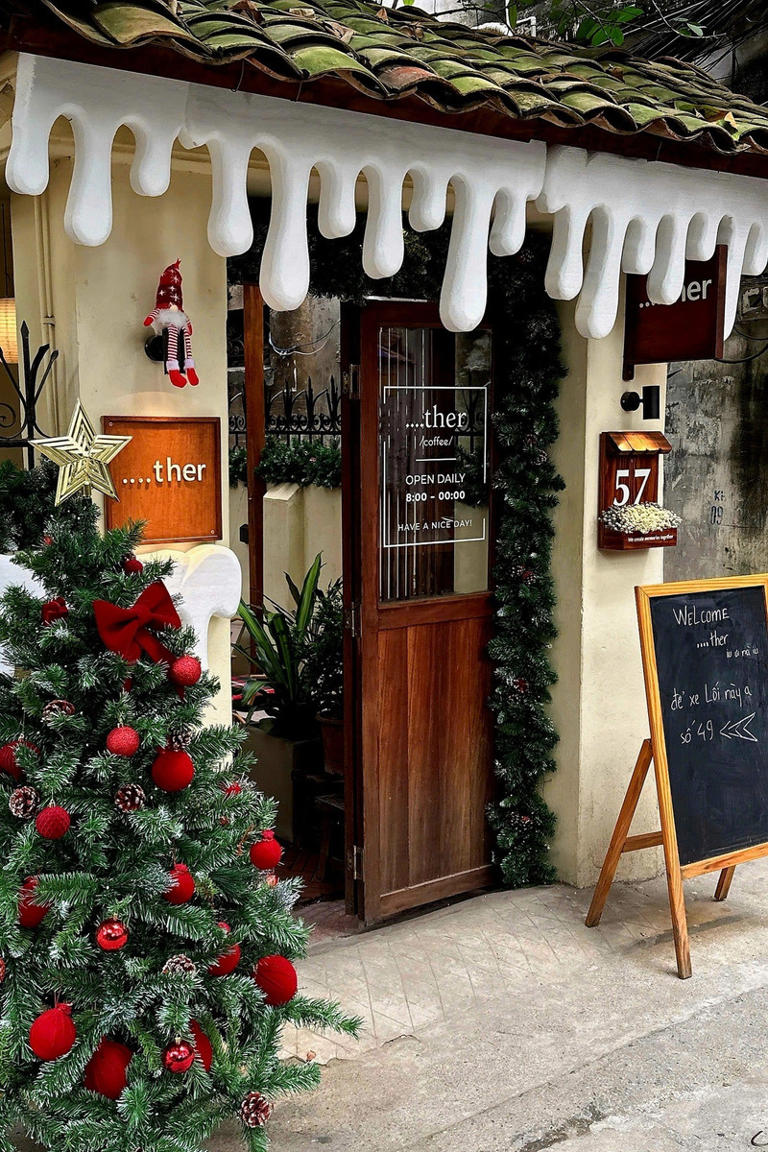 Không khí Noel phủ kín các quán cà phê thu hút giới trẻ check-in