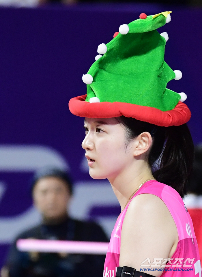 Lee Da Hyun's cute Christmas tree hat
