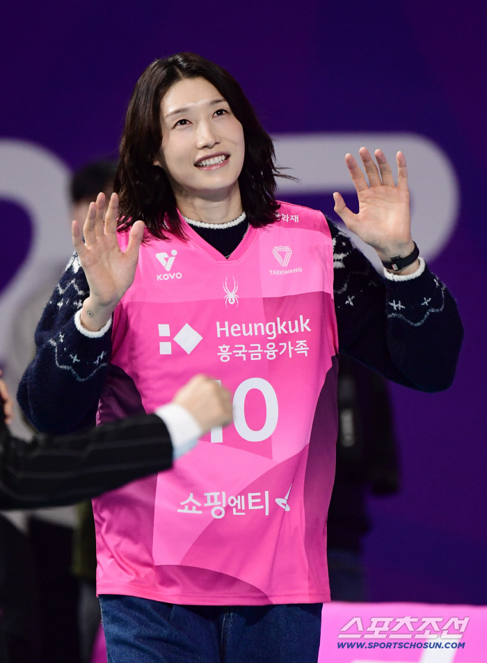 Kim Yeon-kyung goes out to the volleyball court with a bright expression