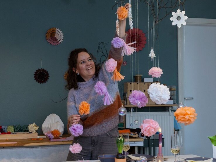 Mach die Welt bunter! Silvester-Pompom-Girlande einfach nachgebastelt