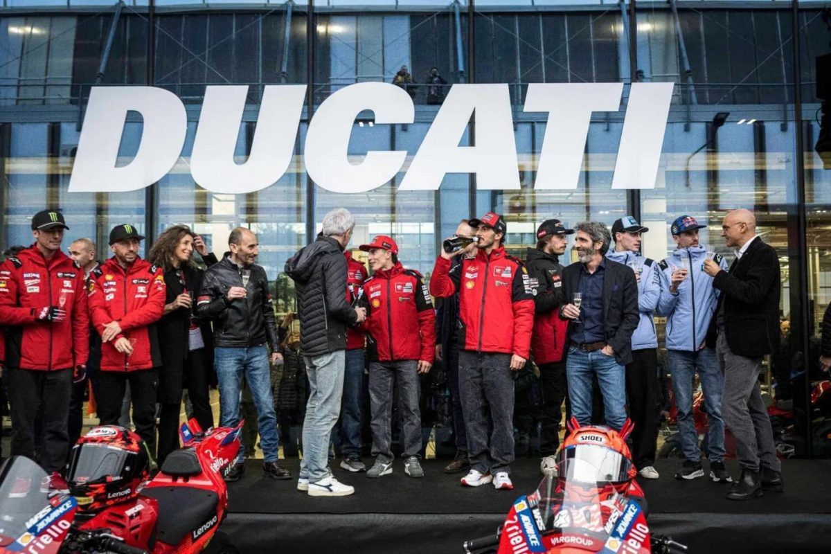 Ducati celebra Márquez: Borgo Panigale diventa leggenda