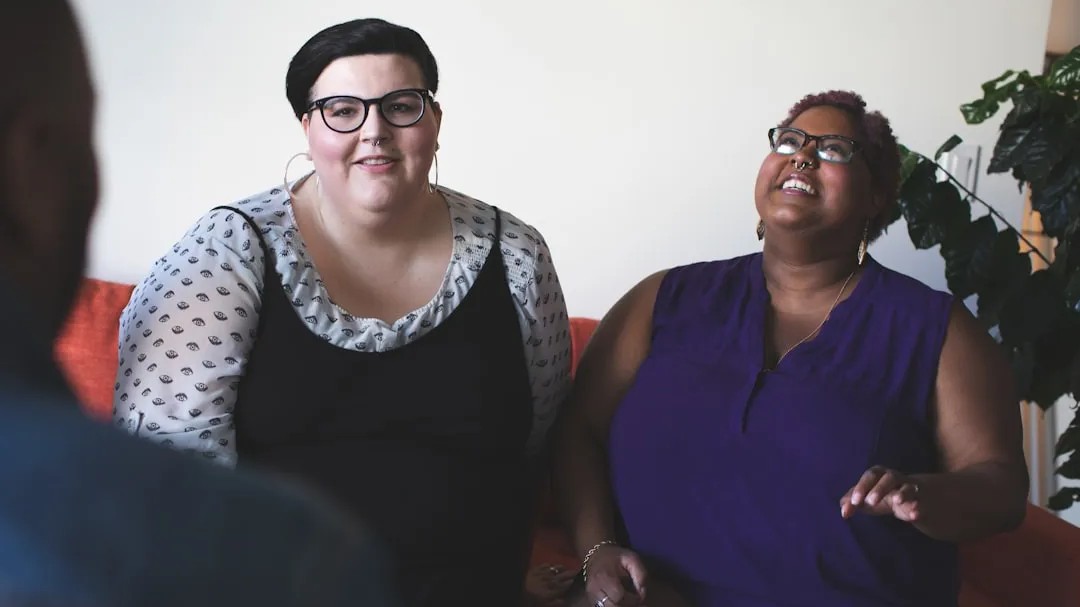 5 low-key confidence habits curvy women use on first dates