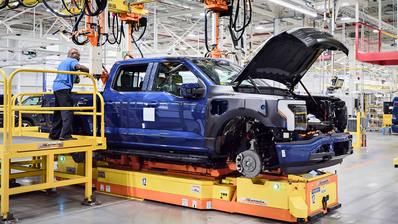 Ford discontinues F-150 Lightning and lays off 1,600 Kentucky workers ...