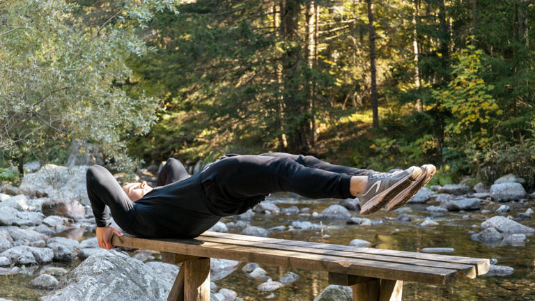 Le « Dragon Flag » : l’exercice secret des coachs pour un gainage puissant