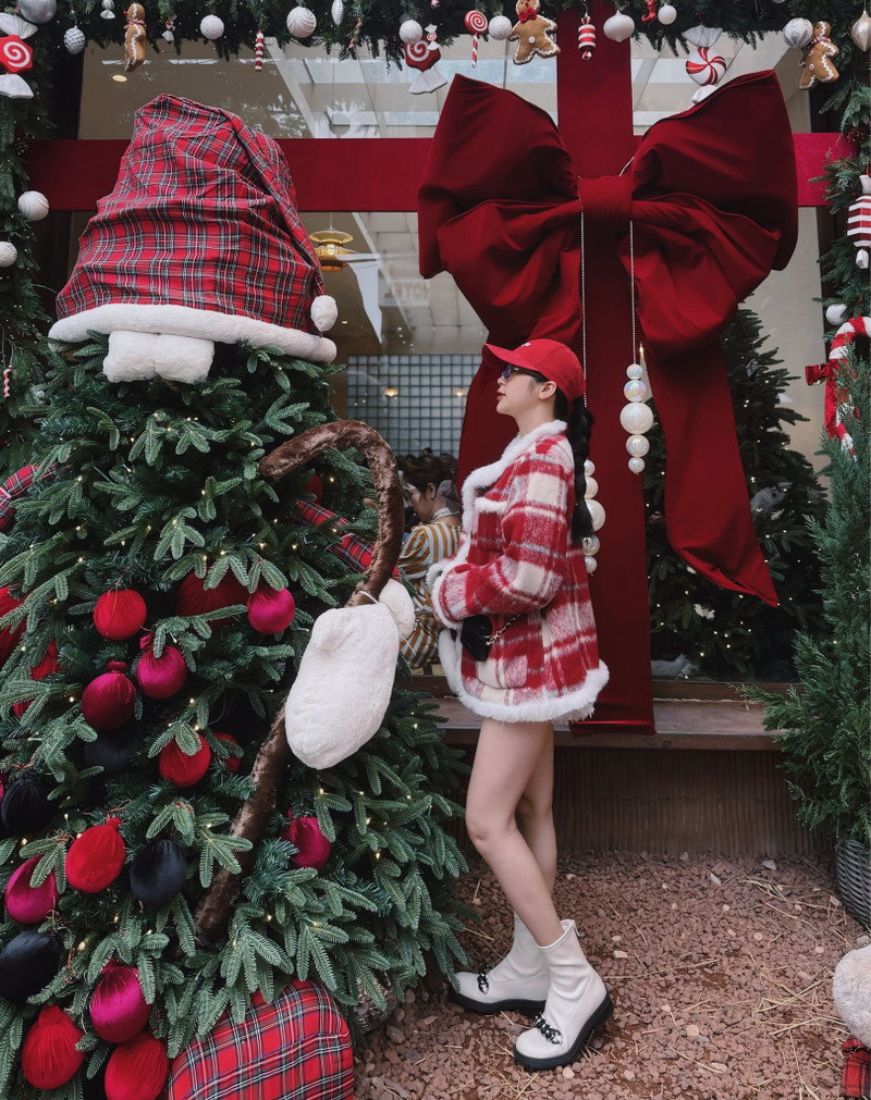 Không khí Noel phủ kín các quán cà phê thu hút giới trẻ check-in