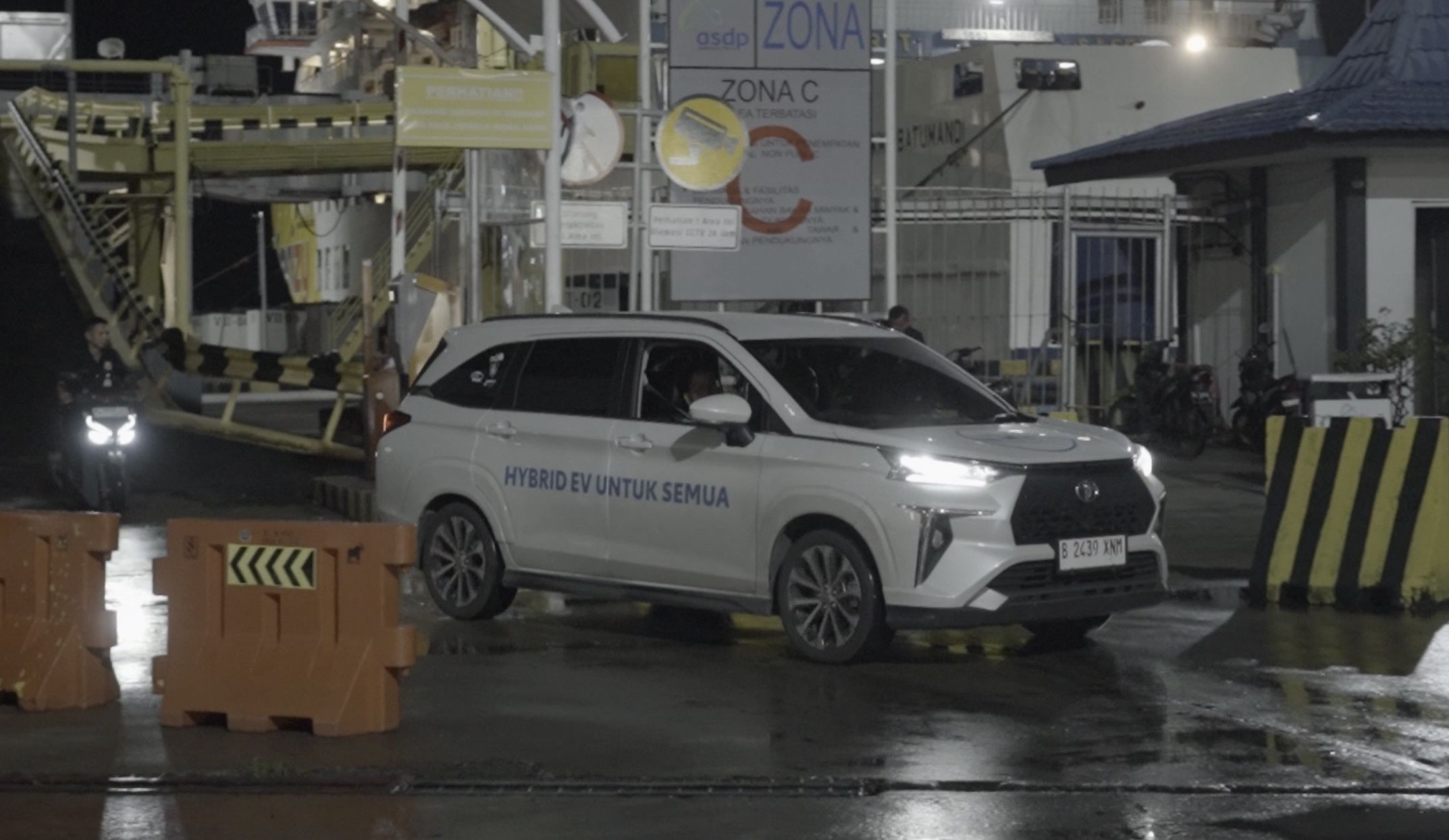 Berkeringat deras usai lidah terkena sambal seruit di ajang Veloz ...