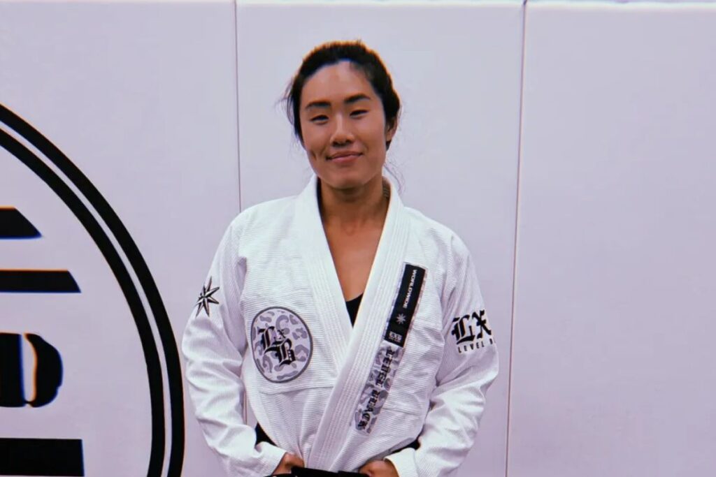 5 best stretching tips from MMA elite Angela Lee that every woman can ...