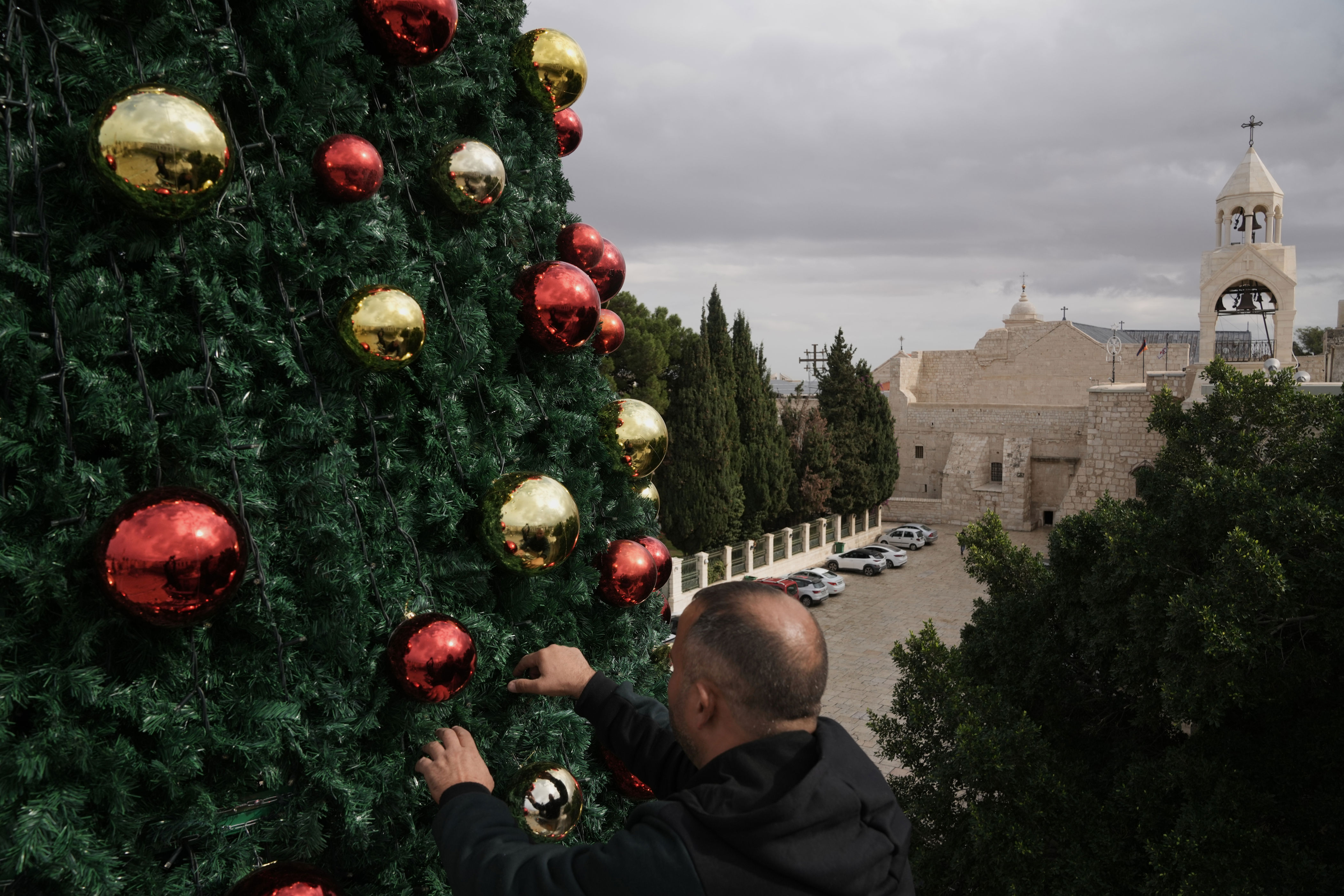 Thousands celebrate Christmas in Bethlehem after two years of war in Gaza