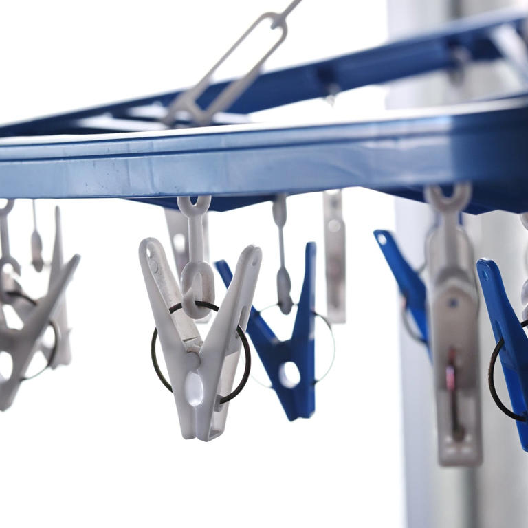 すごい! 狭い場所なのに“洗濯物スペース”が2倍になる目からウロコの裏ワザ「雨の日も助かる」「賢い」