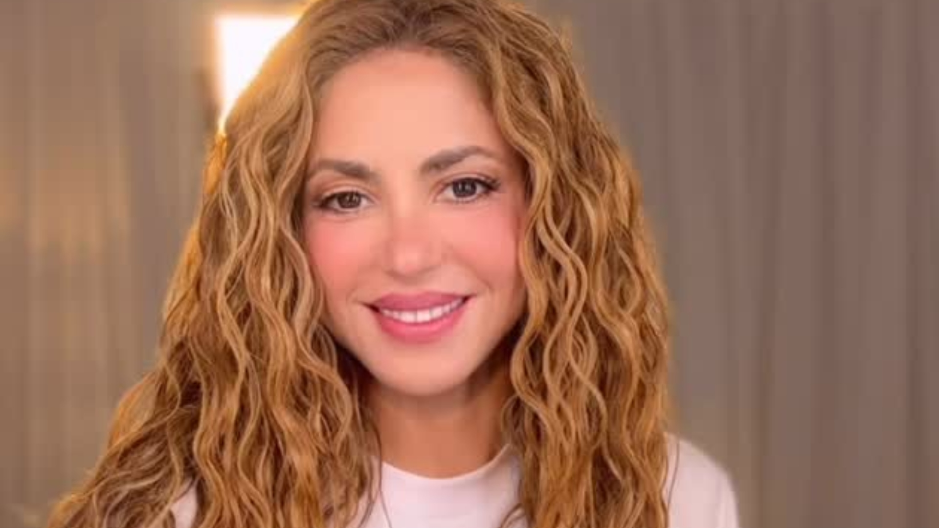 In a sculpting dress, Shakira captivates with an elegant look