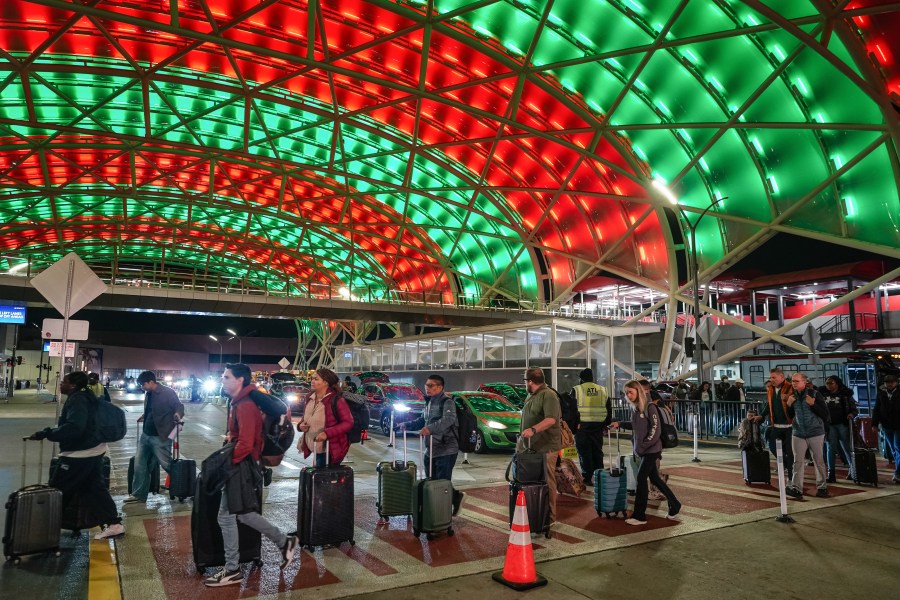 Your morning: Holiday travel in full swing across the US