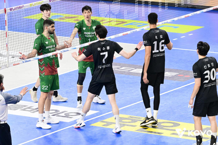 Are you fighting again? Even the head coach is involved in an emotional ...