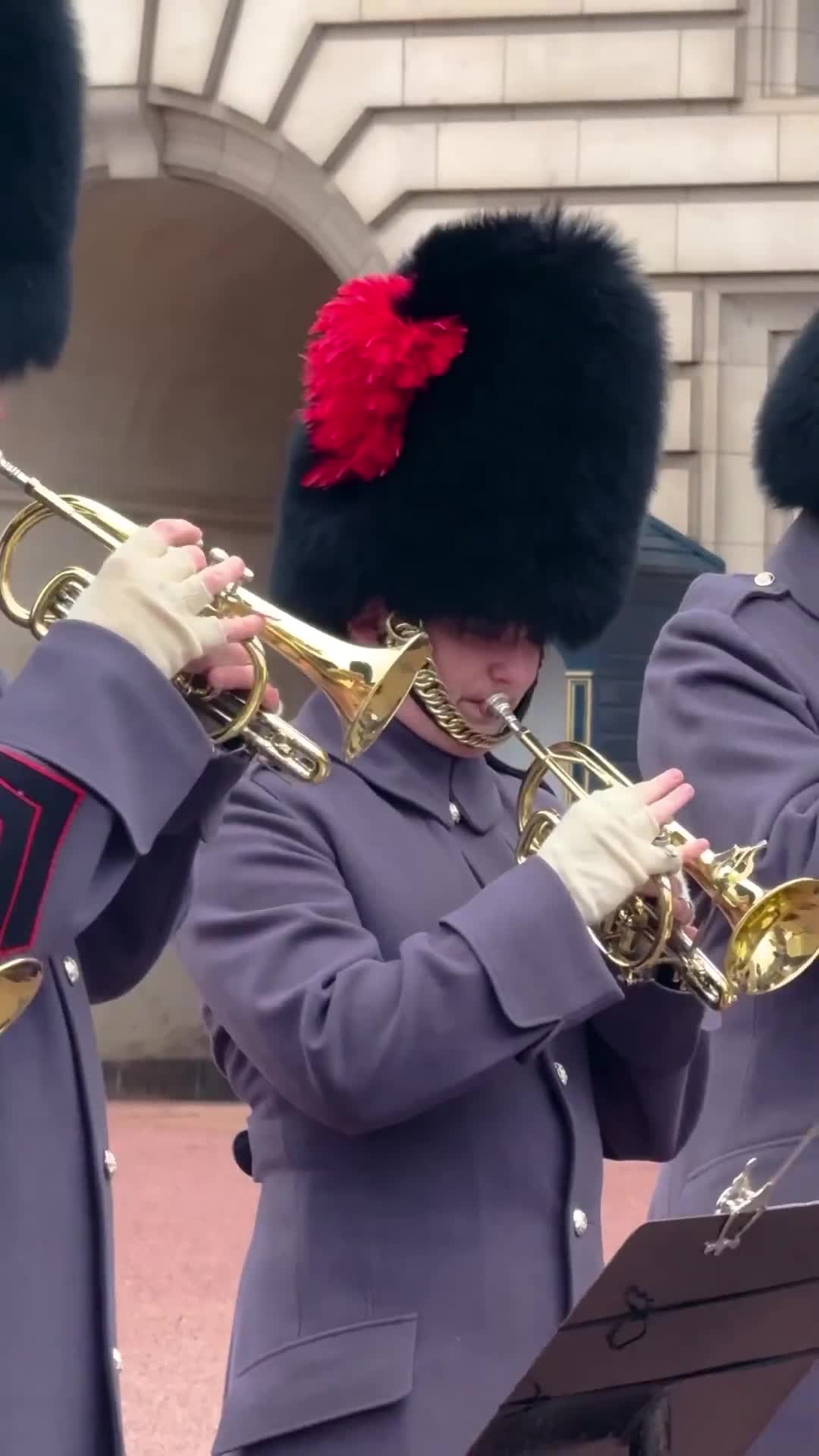 King's Guards surprise Buckingham Palace with K-pop hit 'Gangnam Style'!