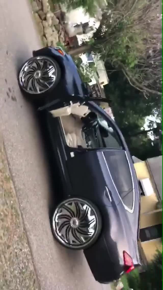 Ghost Ridin the Infiniti on 30's DUB Floaters Lol