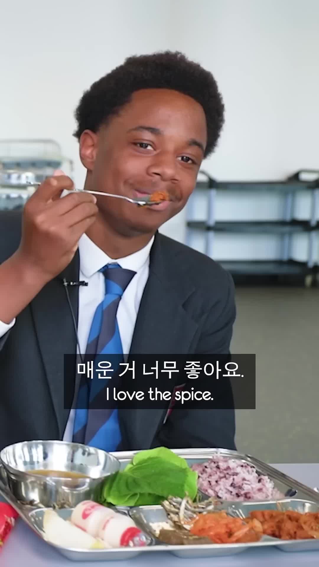 Students try spicy Korean jeyuk-bokkeum for the first time | Hilarious ...