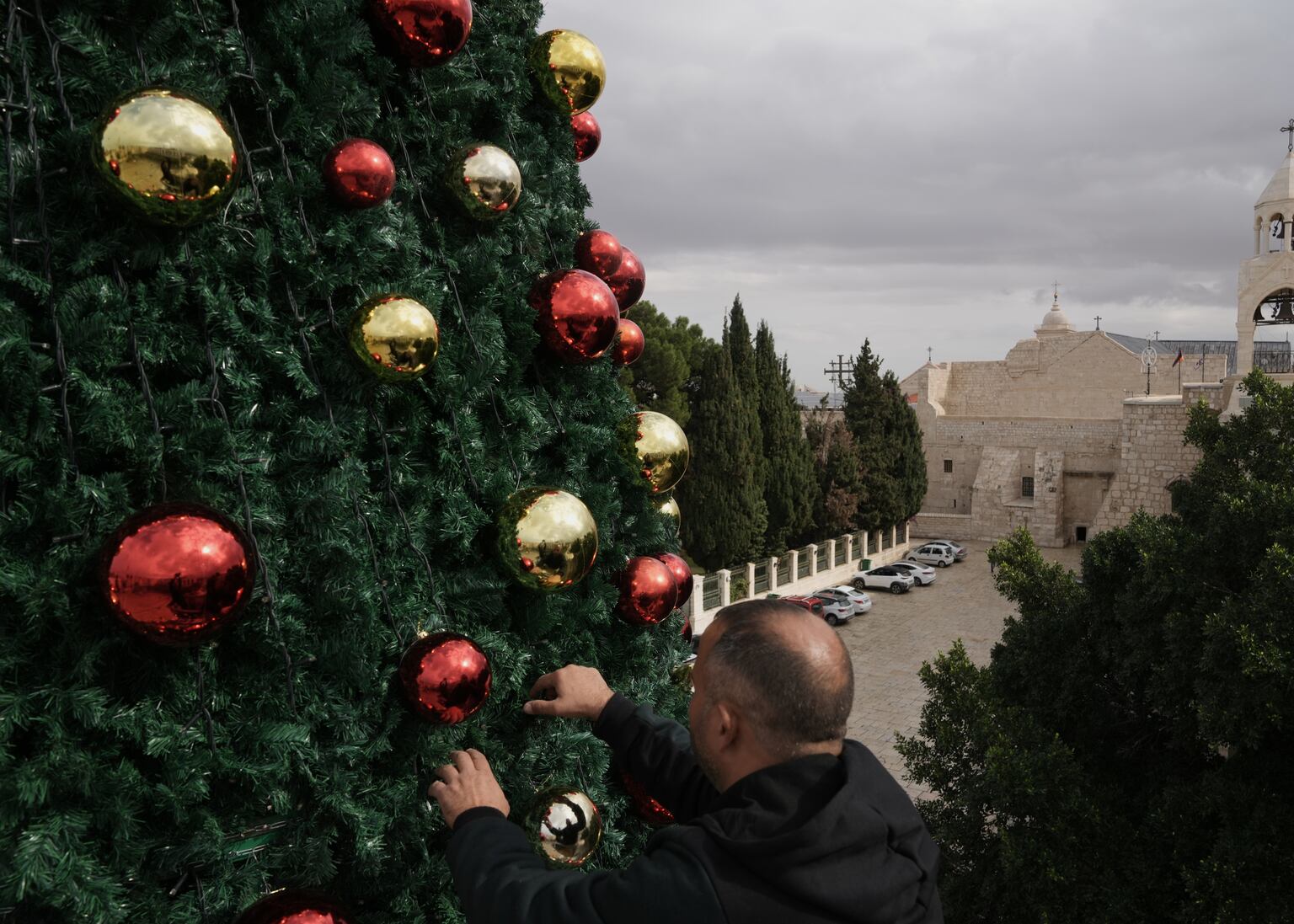 Thousands celebrate Christmas in Bethlehem after two years of war in Gaza