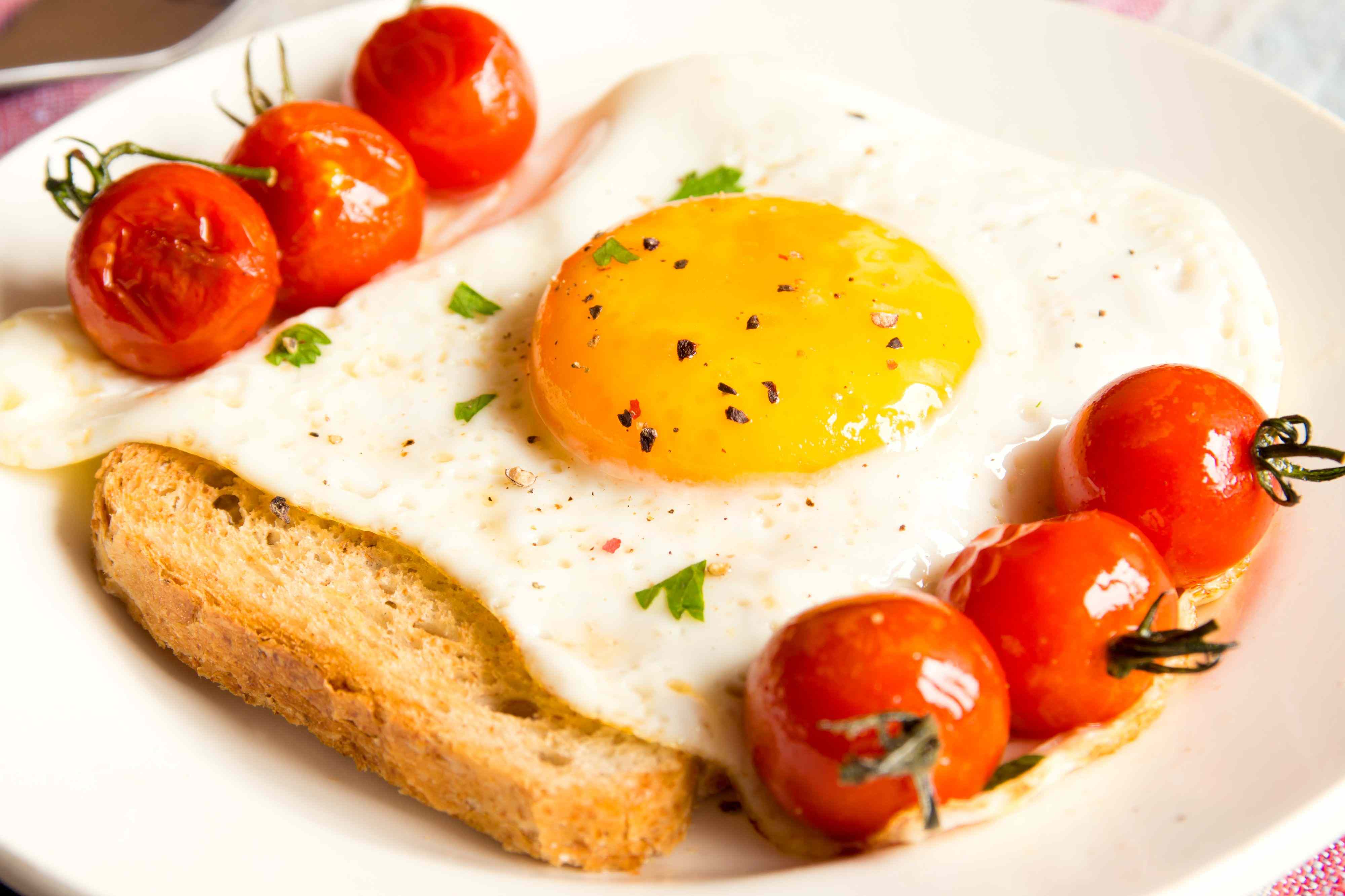 What happens to your blood sugar when you eat eggs regularly