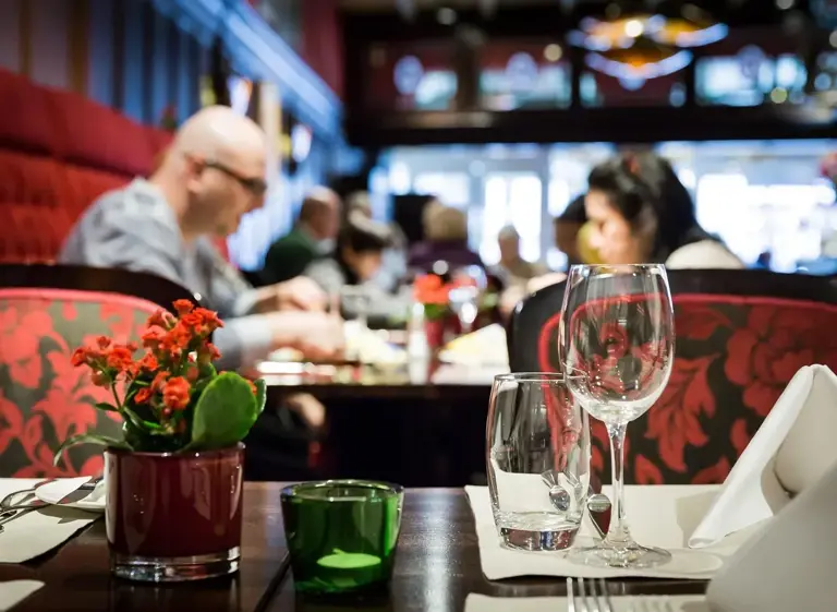 6 red flags fine-dining servers spot the moment you walk in