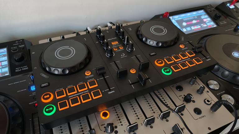 I swapped my pro DJ decks for this small, cheap DJ controller — here's ...