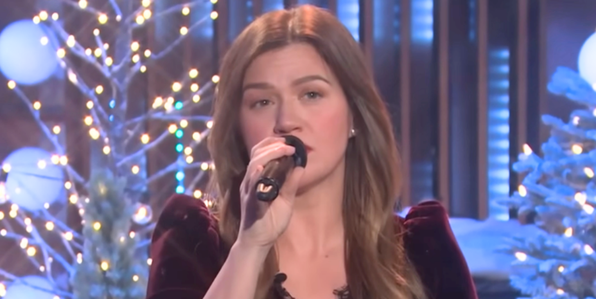 Kelly Clarkson fans will get chills after hearing her emotional holiday ...