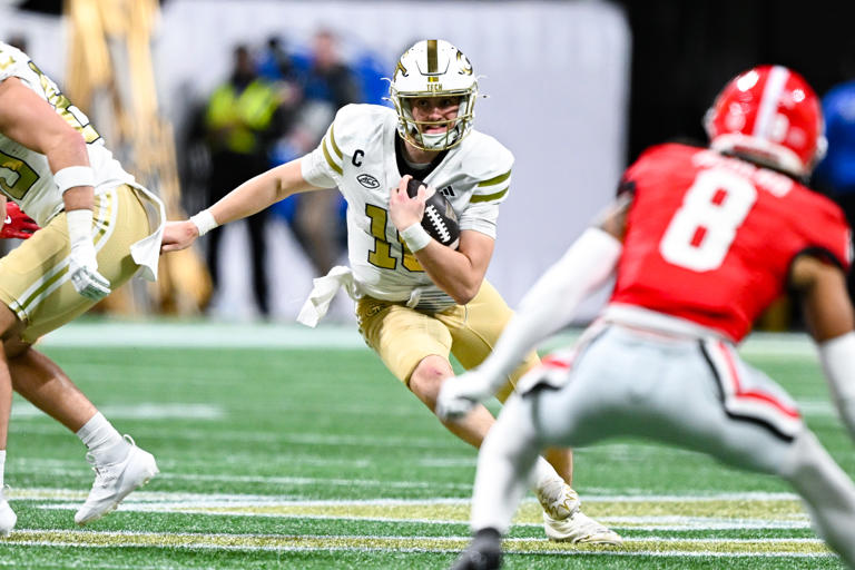Starting now, the HUSKERS quarterback room is going mobile