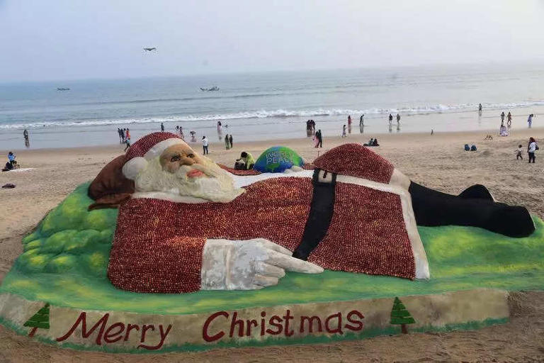 Pattnaik creates Santa Claus sculpture with sand, apples