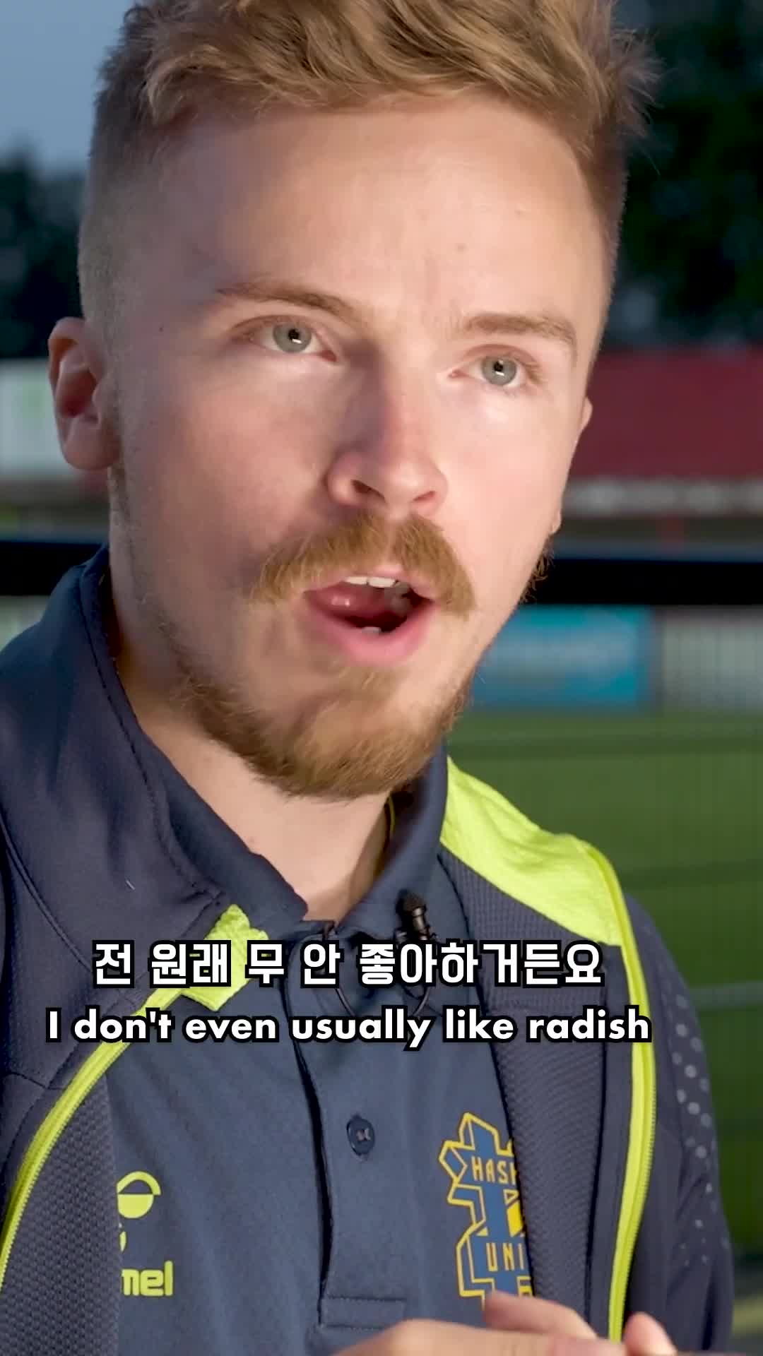 UK guys try Korean pickled radish with fried chicken for the first time!