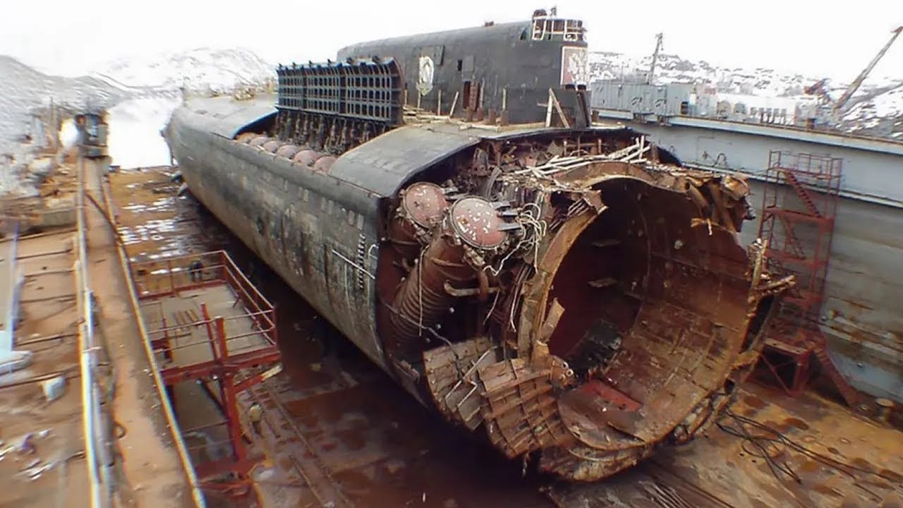 This is how a 24,000-ton nuclear sub was lifted from the Arctic seafloor