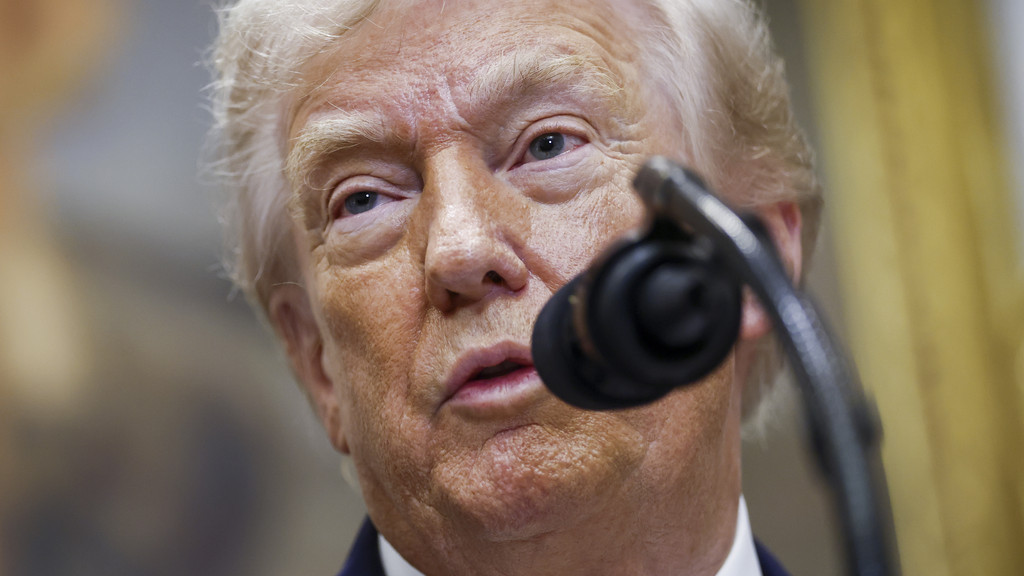 Donald Trump calls for 'pathetic trainwreck' Stephen Colbert to be ...