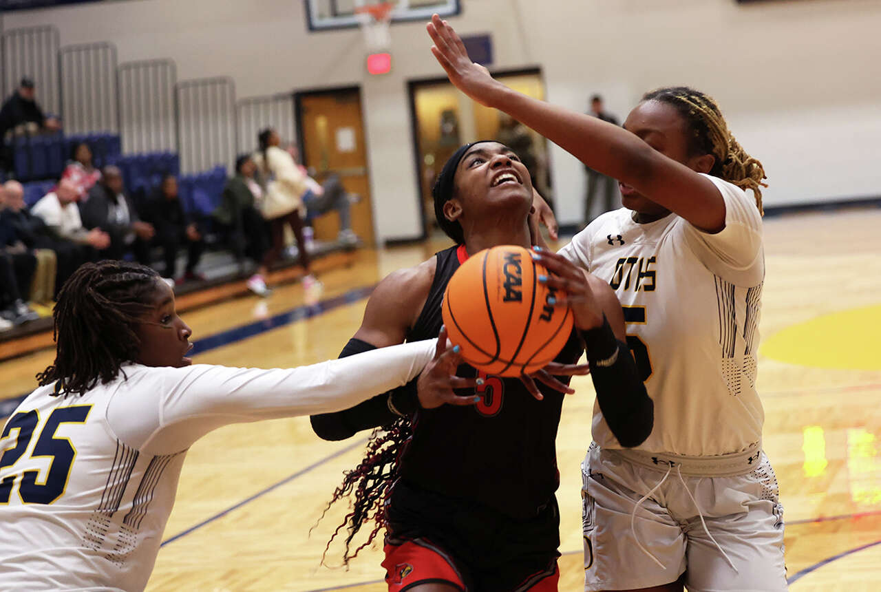 Big three are gone, but 10-1 Alton remains a girls basketball power