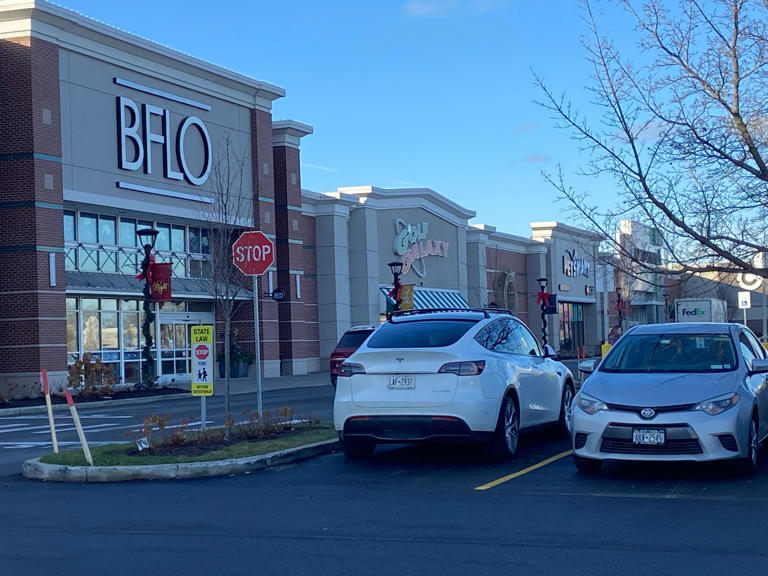 Last-minute shoppers setting new retail sales numbers