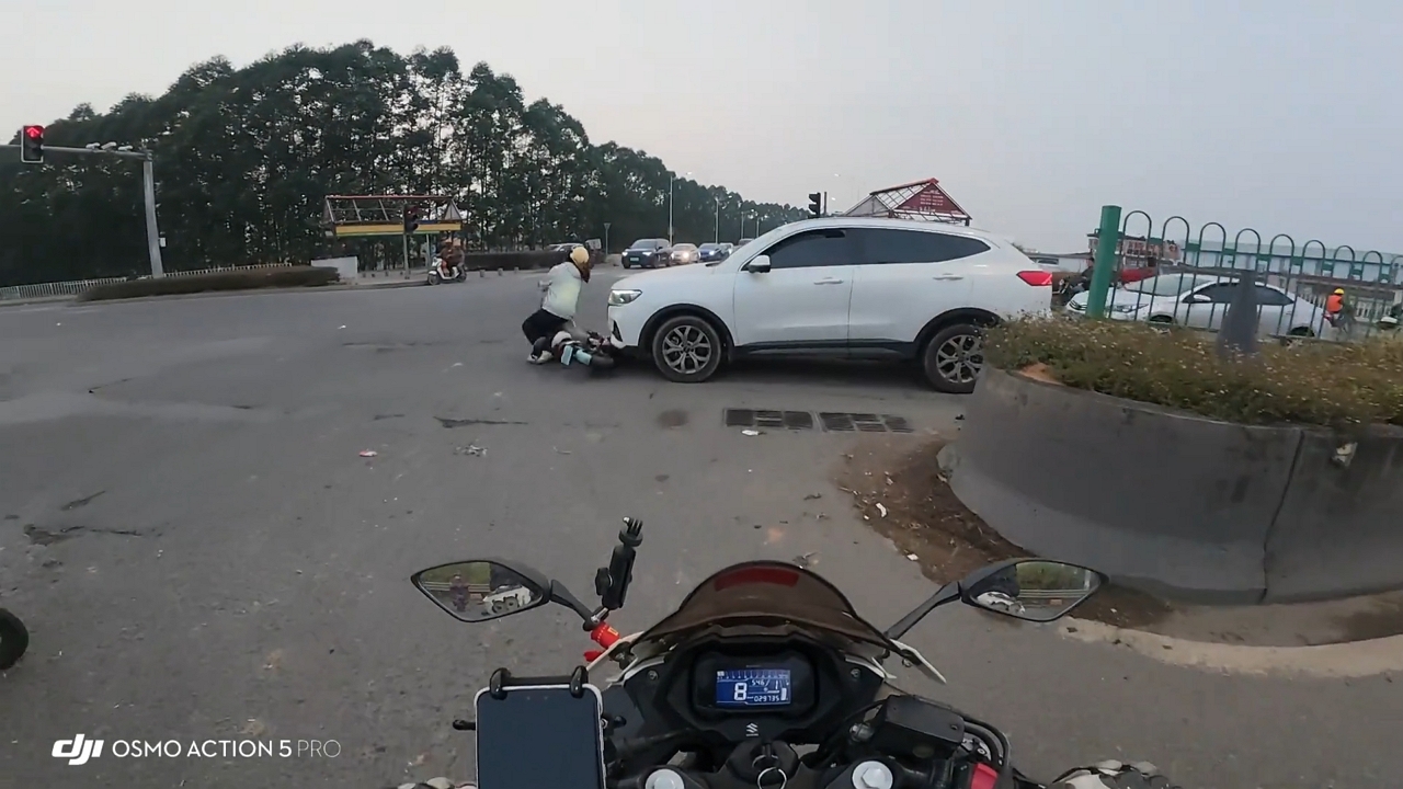 SUV and scooter collide at intersection in Guangdong, China