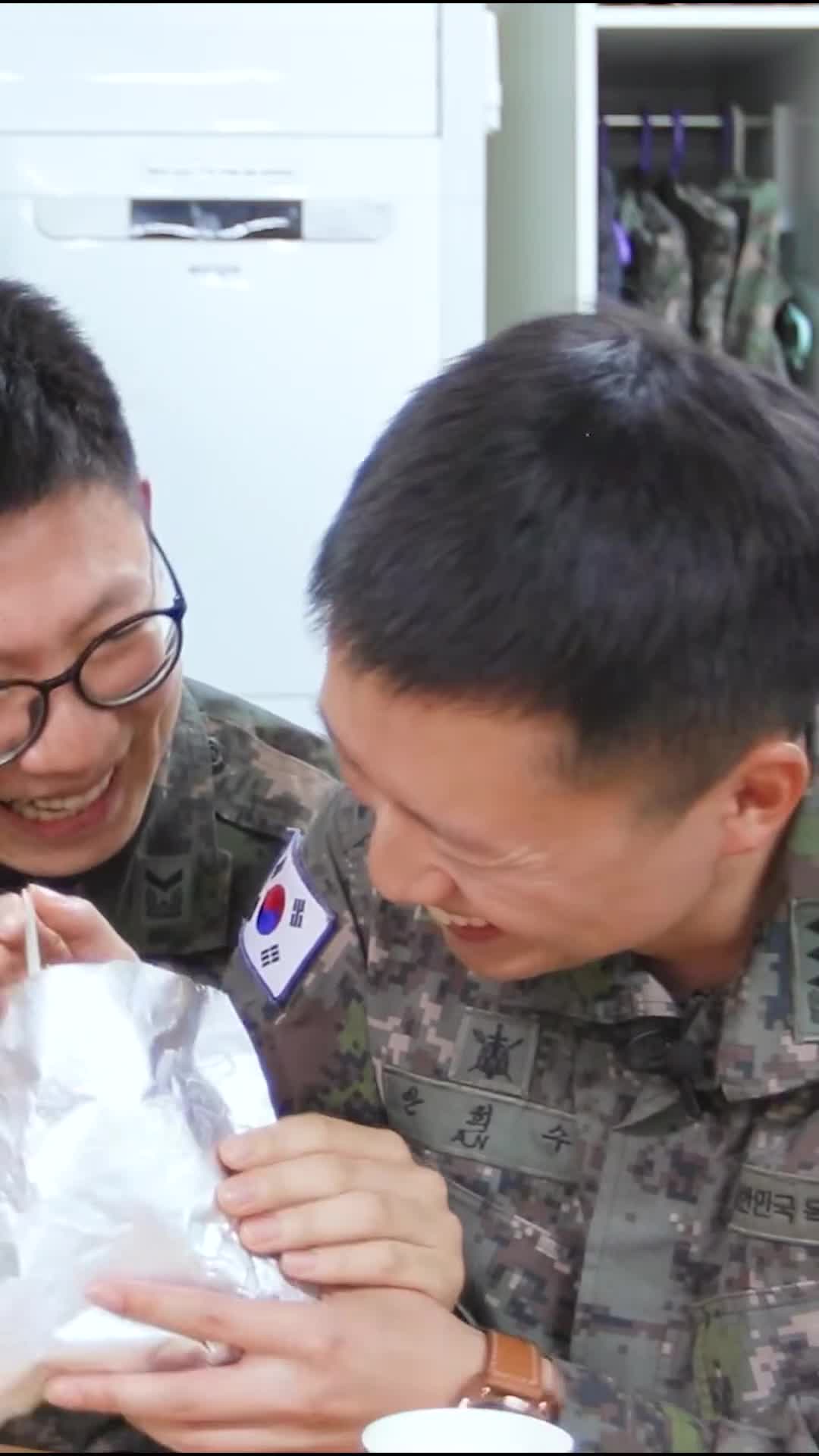 Korean soldiers react to sticky toffee pudding!