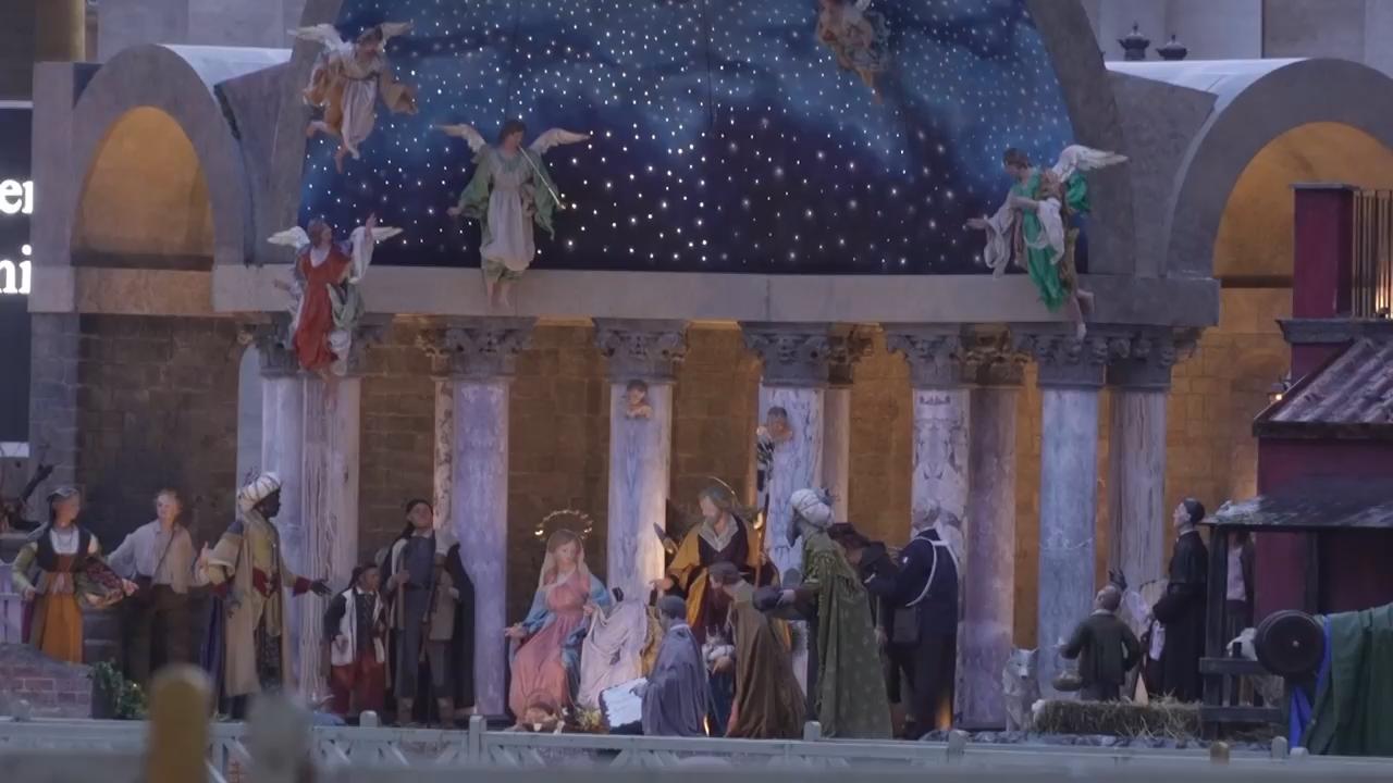 Hundreds queuing at Vatican on Pope Leo's first Christmas - AP explains