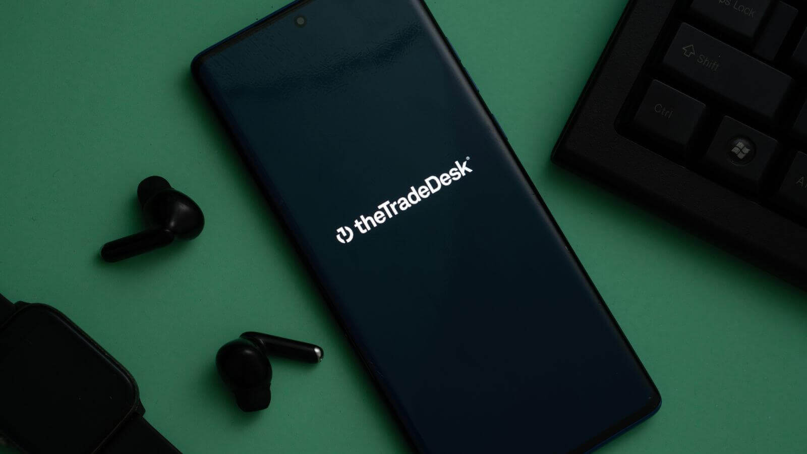 The worst-performing S&P 500 stock in 2025 is down 70%. Should you buy ...