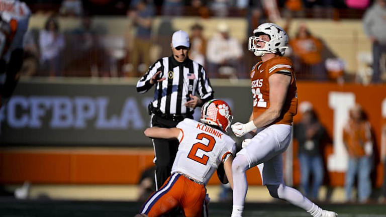 Texas Longhorns' edge rusher earns one final honor