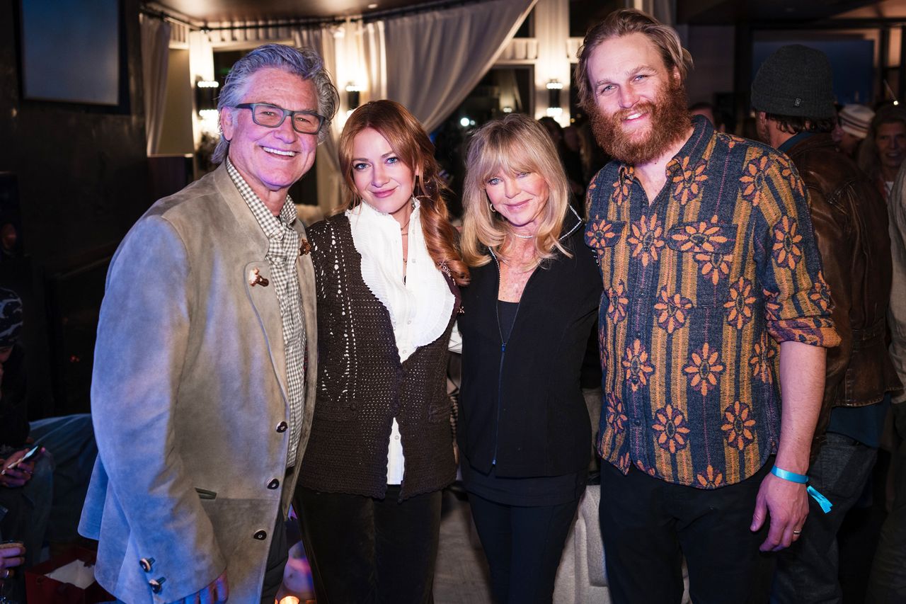 Kate Hudson celebrates “Song Sung Blue” with Neil Diamond, Goldie Hawn ...