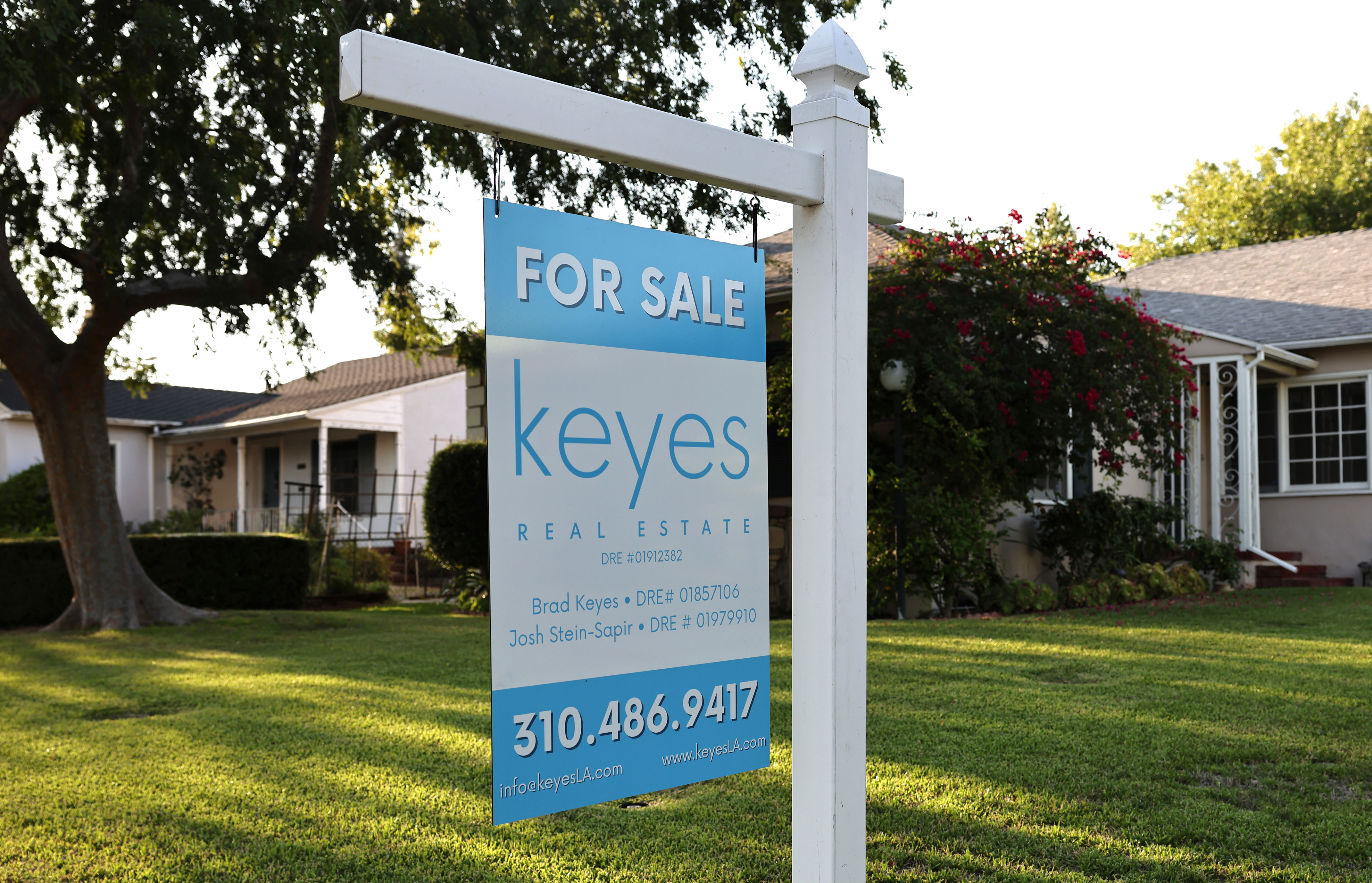 Merry Christmas: 30-year mortgage rates dip lower