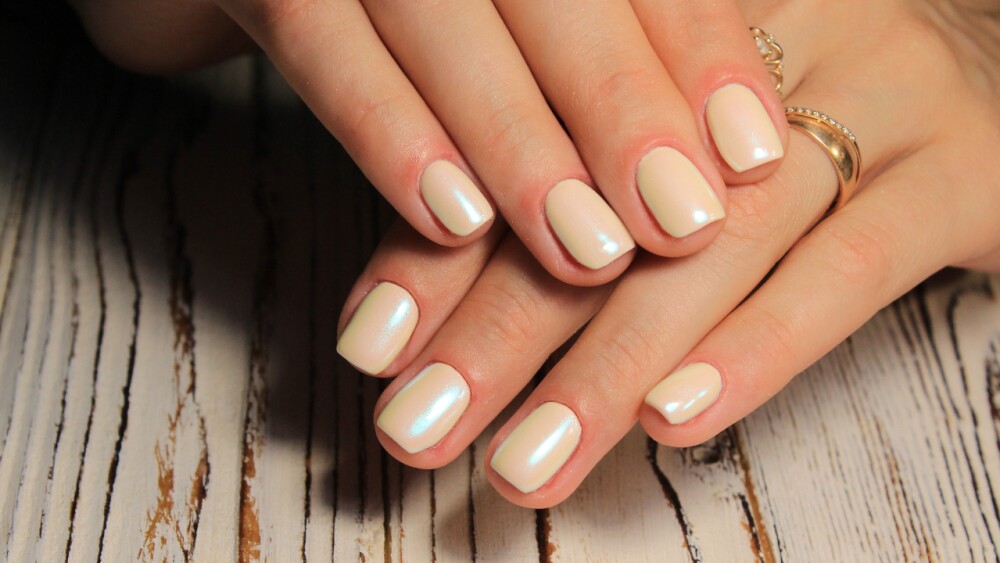 Los 5 colores de uñas que te traerán buena suerte en 2026 según el feng ...