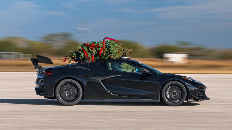 Corvette ZR1 makes incredible 196 mph Christmas tree delivery